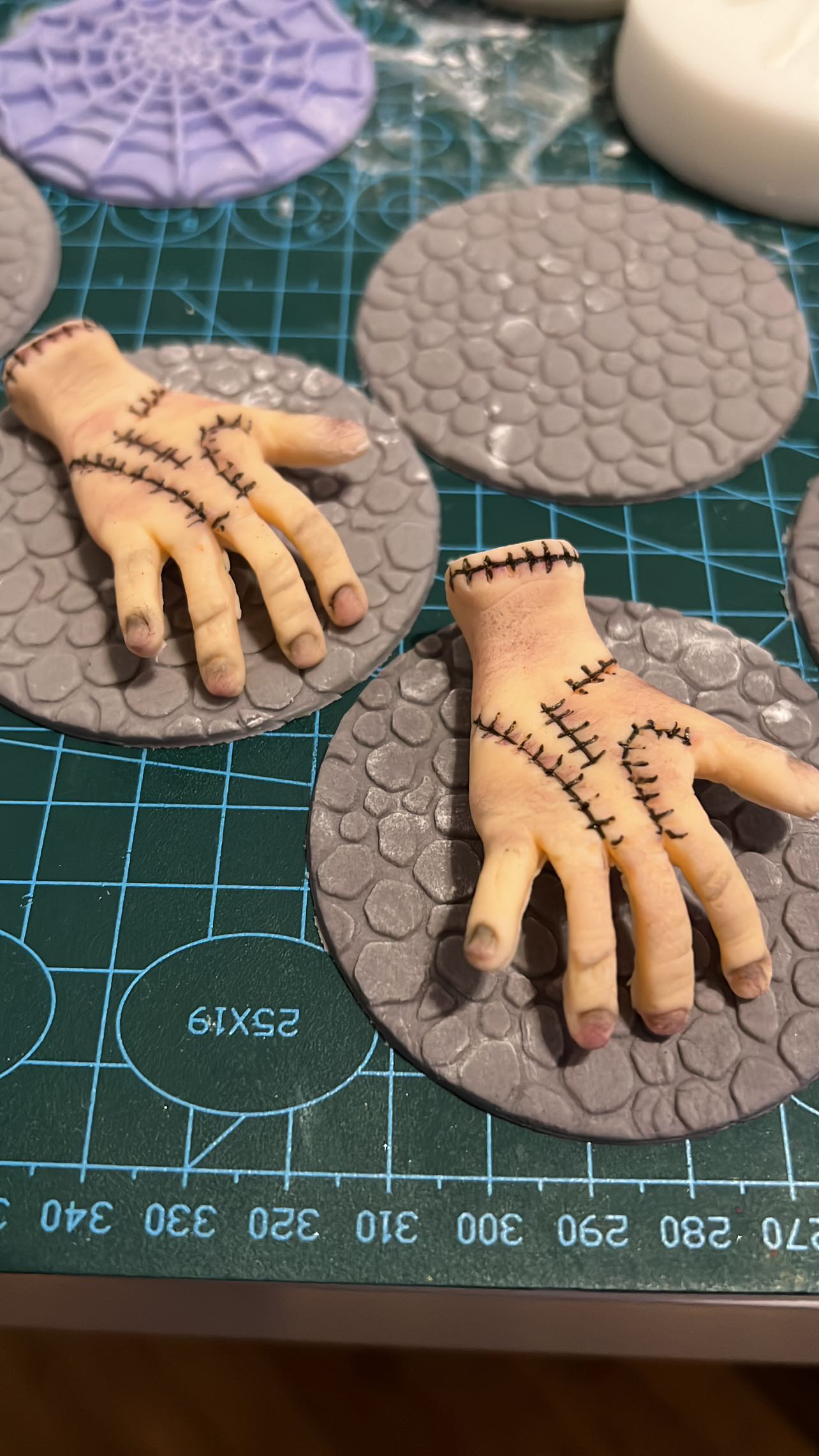 Molde de Silicona Mano Merlina "Dedos" - PauCakes Argentina